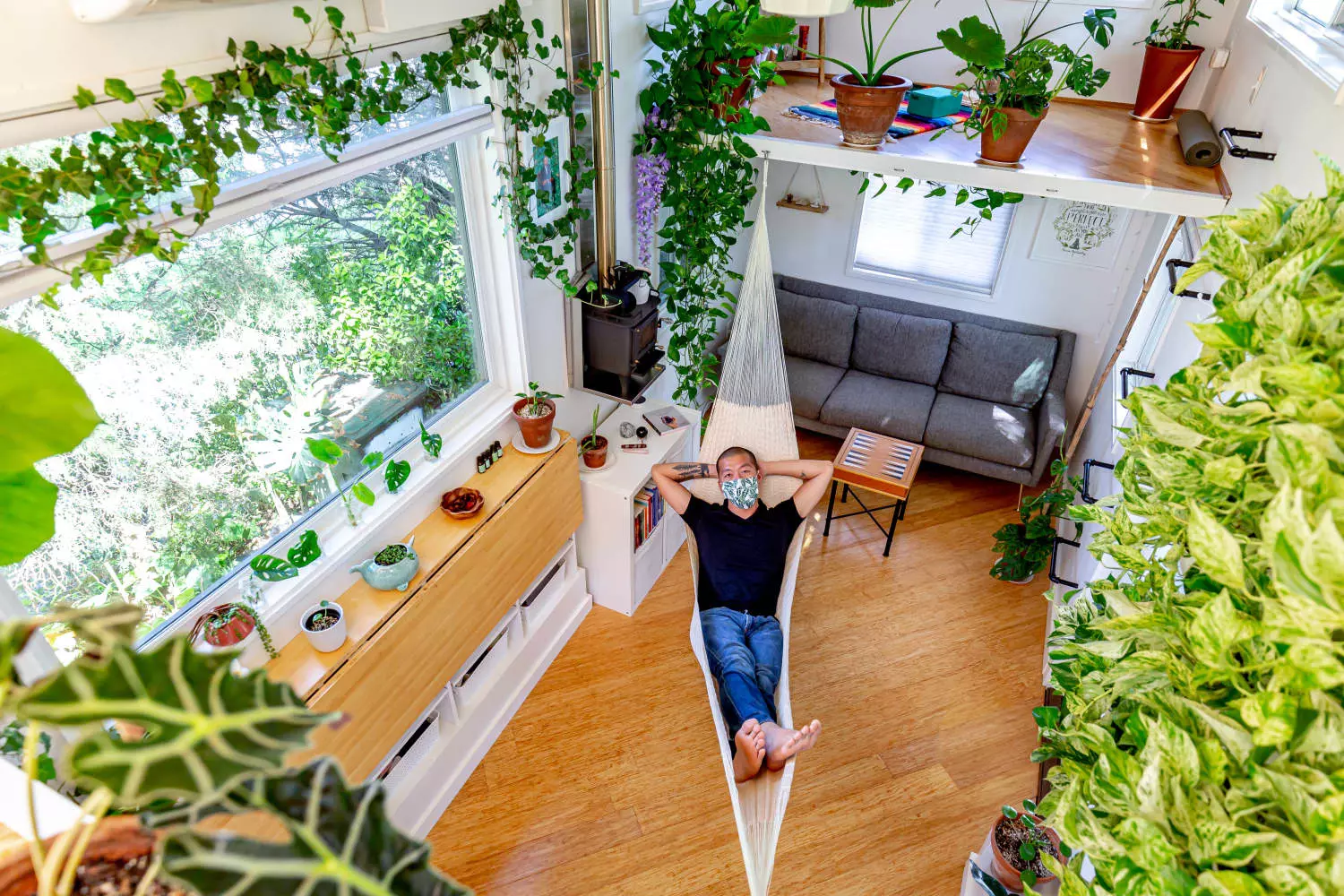 Detta 296 kvadratmeter stora lilla hus har massor av växter, över 14 fönster, en hängmatta och ett meditationsloft