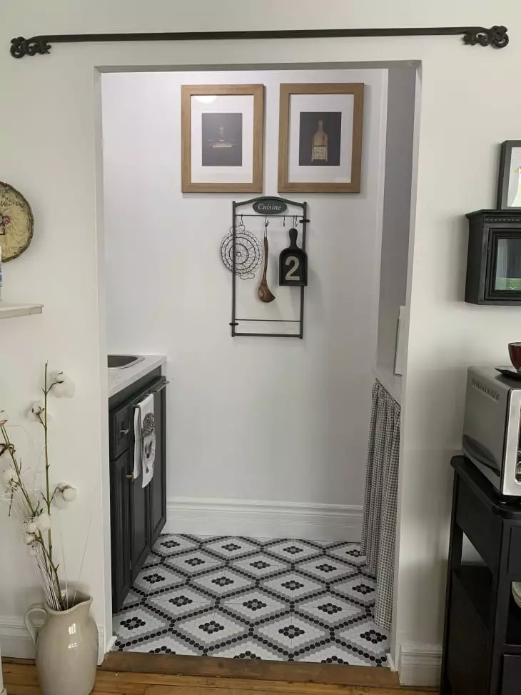 Dapur kecil dengan lantai jubin hitam dan putih