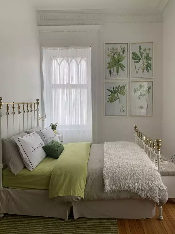 Hyggeligt grønt, tan og hvidt soveværelse