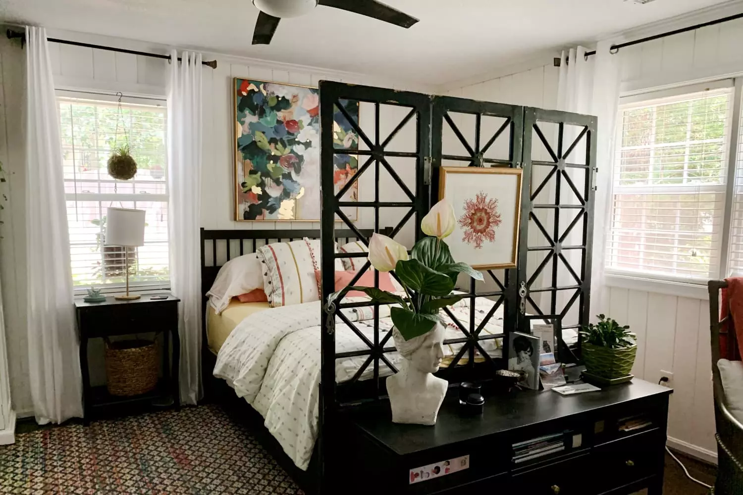 Een gepensioneerde moeder bouwde een studio-appartement van 400 vierkante meter in de kelder van haar zoon ... en het is geweldig