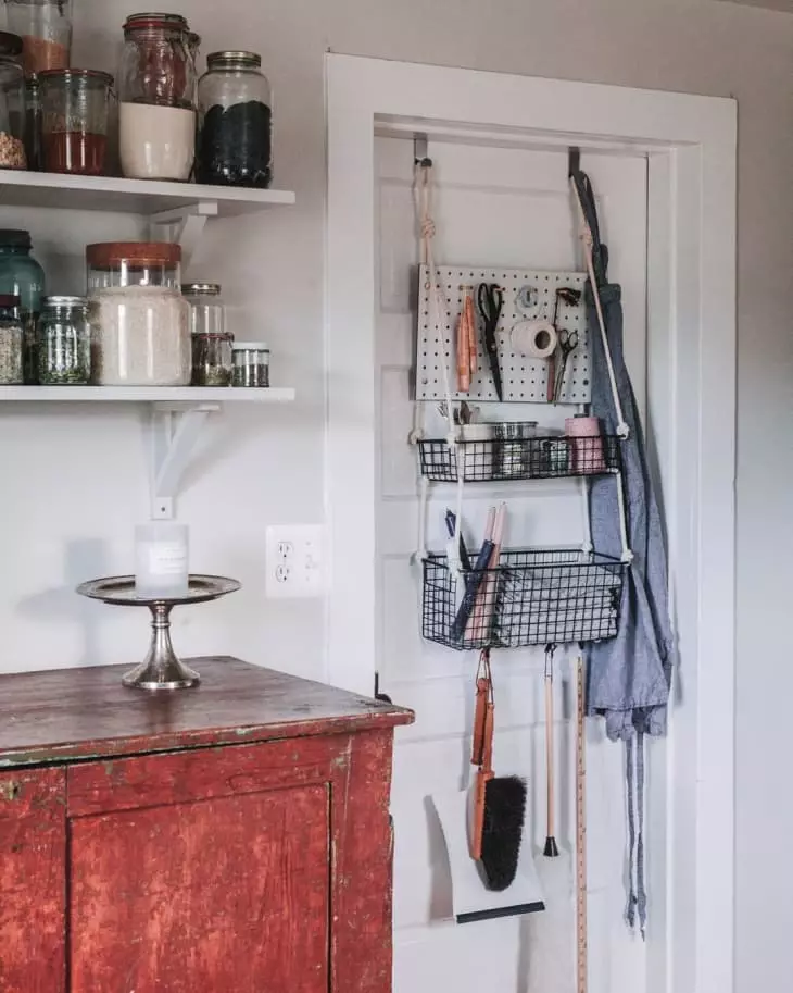 over-the-door organizer sa kusina nga adunay pegboard ug mga basket