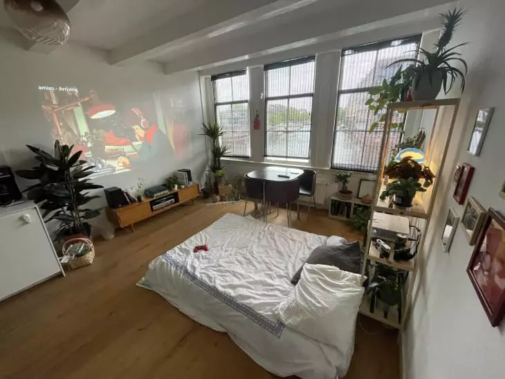 Studio appartement met grote ramen
