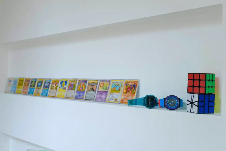 Rubix-kubussen, Pokemon-kaarten en horloges op richel