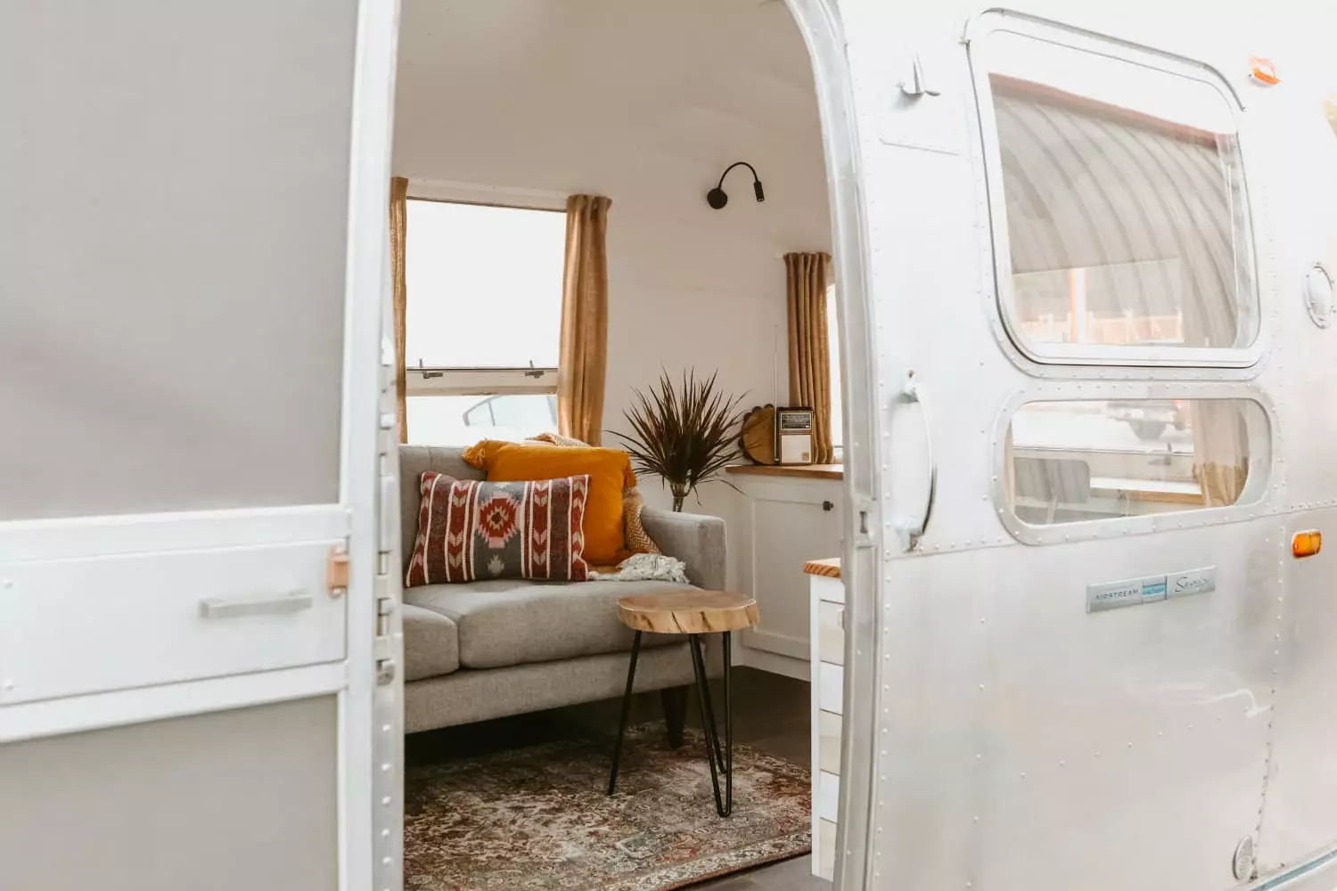 Se Inside a Musicians 200 kvadratfot retro-inspirerte Airstream Home