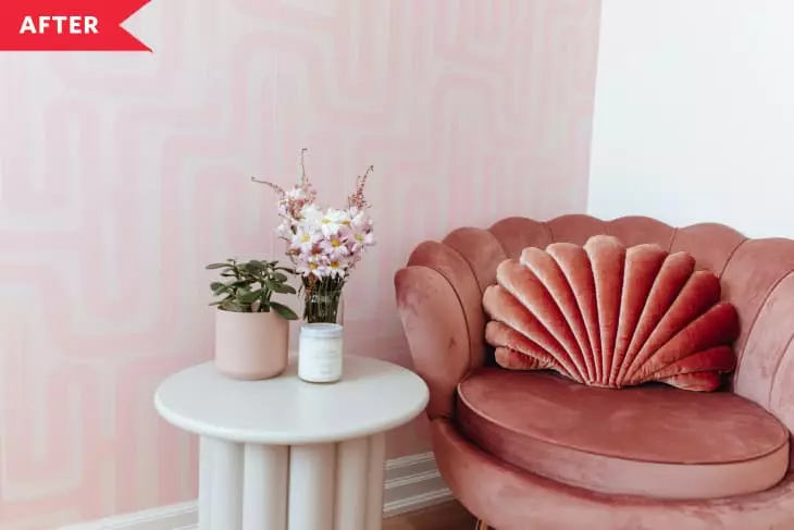 Después: sillón abanico de terciopelo color salmón junto a una mesa decorativa estriada y una pared con papel tapiz ondulado rosa