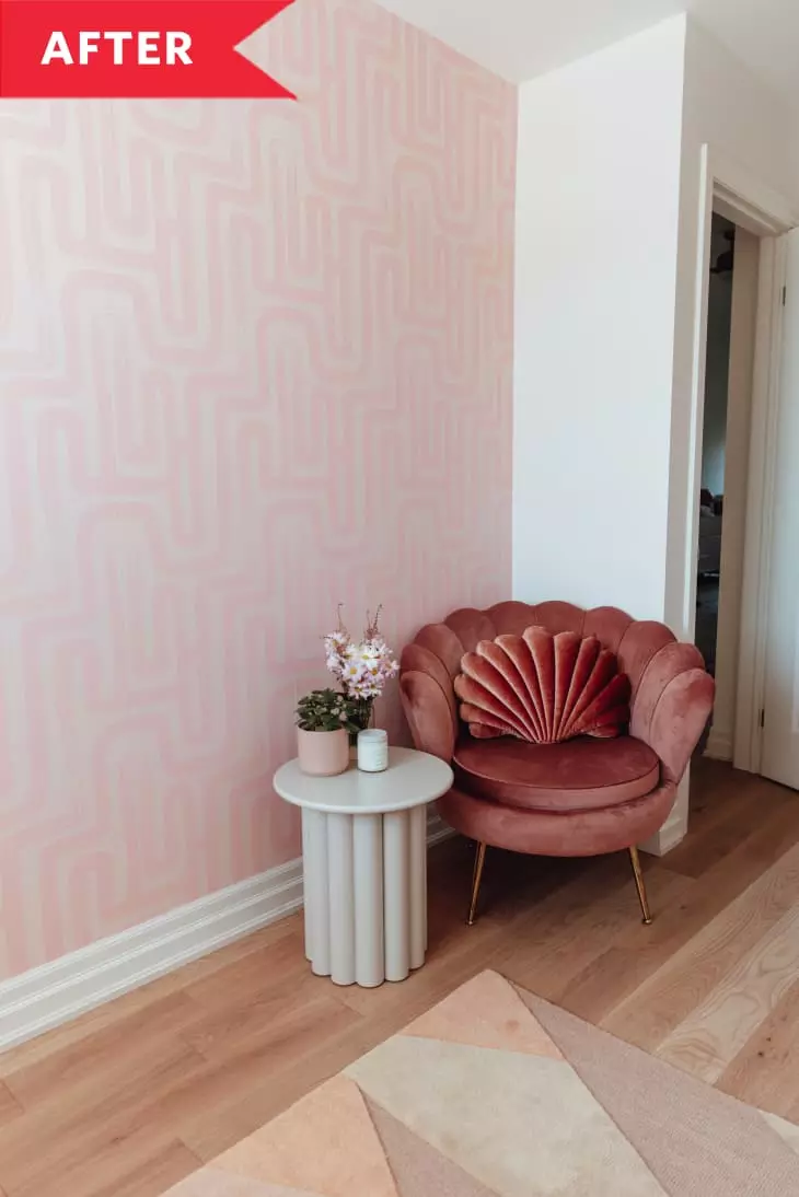 Después: sillón abanico de terciopelo color salmón junto a una mesa decorativa estriada y una pared con papel tapiz ondulado rosa