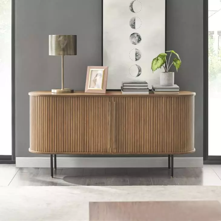 Castlery sideboard met geboë silhoeët en tamboerdeure