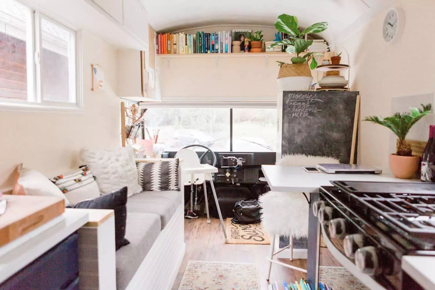 En familie på tre koser seg inn i et 200 kvadratfot moderne minimalistisk lite hus på hjul