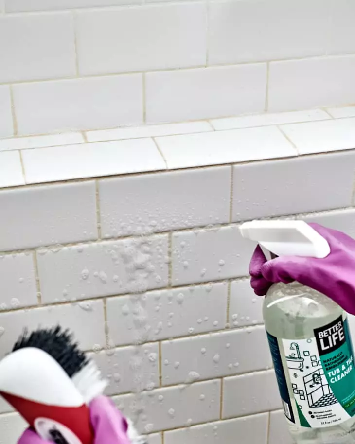 Scrubbing iwe imuduro pẹlu scrub fẹlẹ lati yọ eyikeyi buildup wọ satelaiti ibọwọ