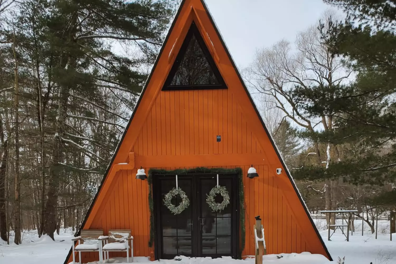 En 800 kvadratmeter stor A-ram är orange på utsidan och mysig på insidan