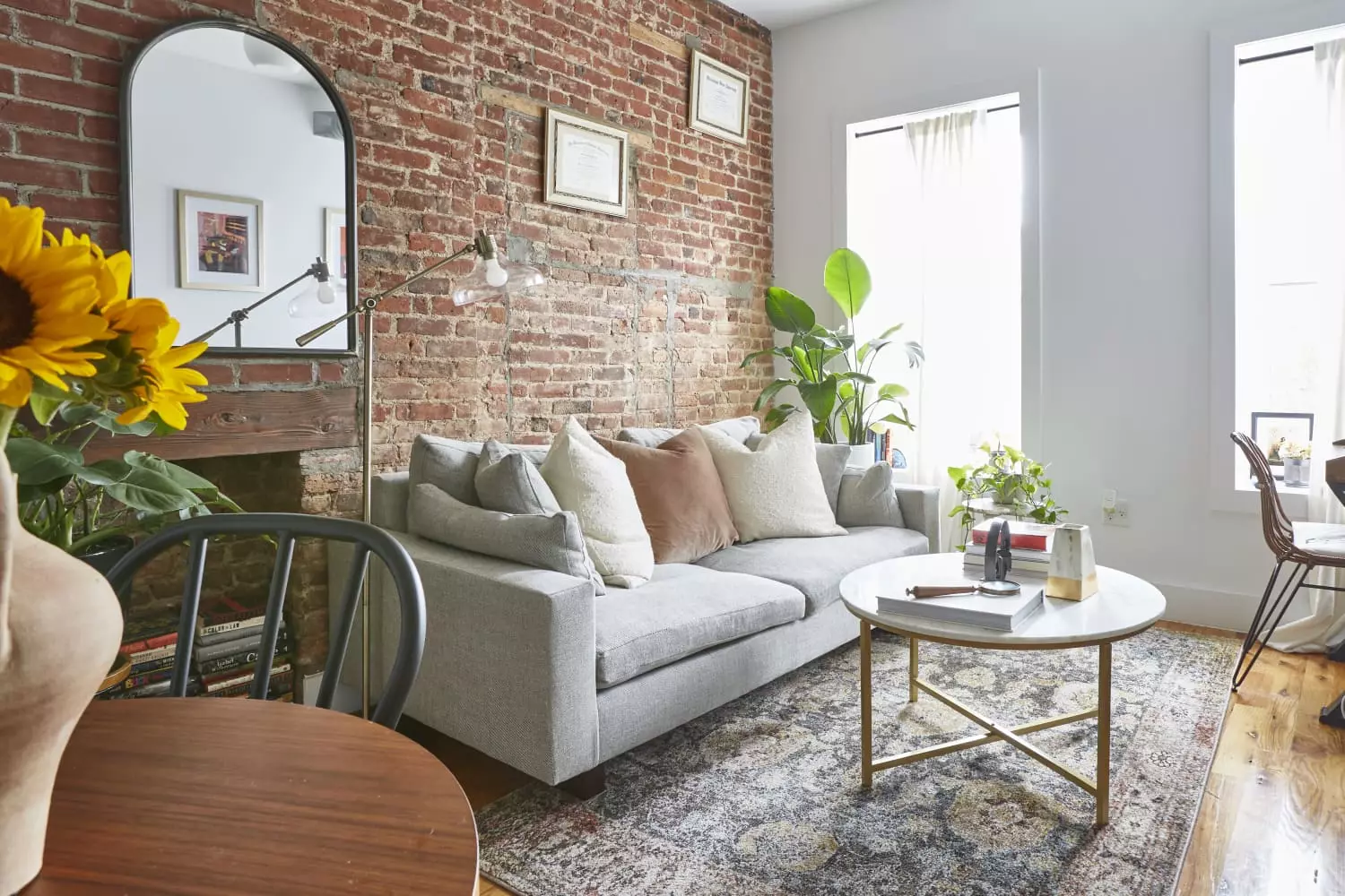 400 平方英尺的布魯克林公寓在狹小的空間內平衡了風格和功能