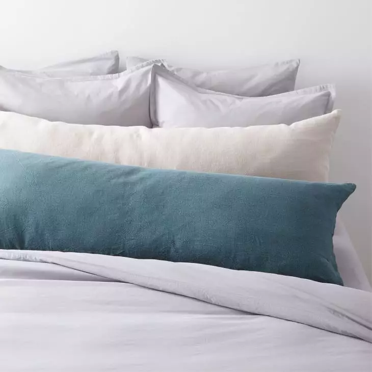 Crate & Barrel u pillow tal-ġisem tal-Paraxut fil-baħar