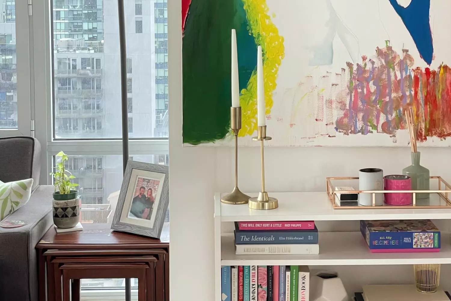 Majhno stanovanje v New Yorku ima drago pohištvo, ki je cenovno ugodnejše