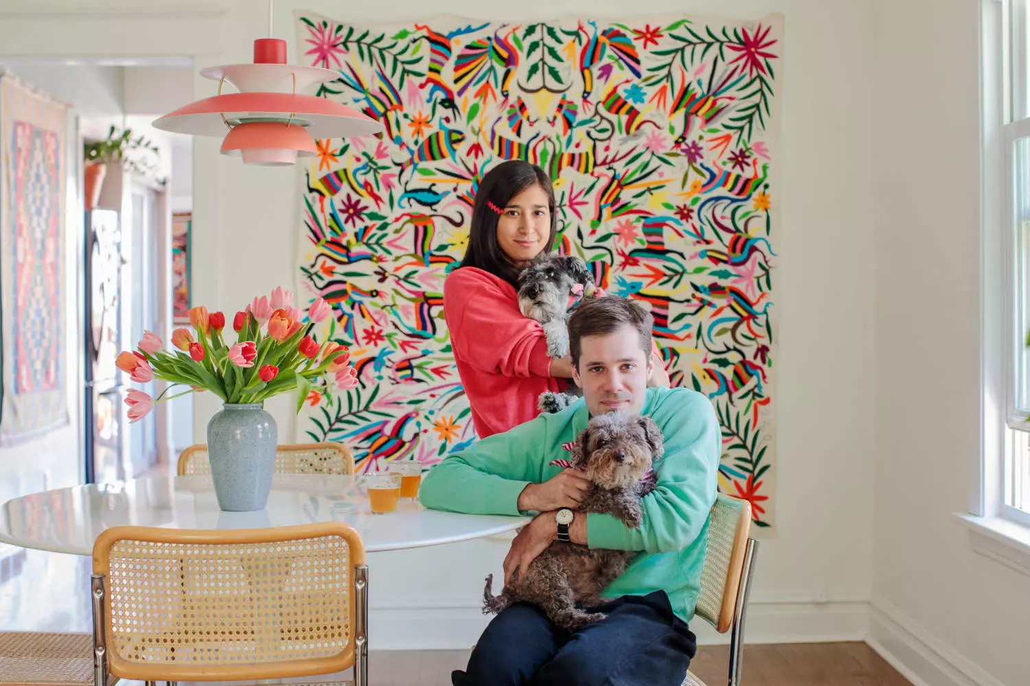 Тази готина вила в Чикаго показва колко цветен може да бъде дом с бели стени