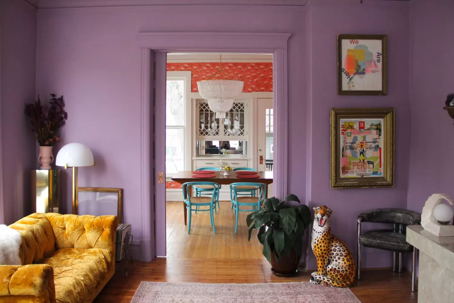 すでにゴージャスなビクトリア朝の家は大胆な色で活気づけられています
