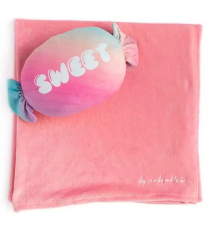 Isithombe somkhiqizo: 2-Piece Candy Pillow & Blanket Set