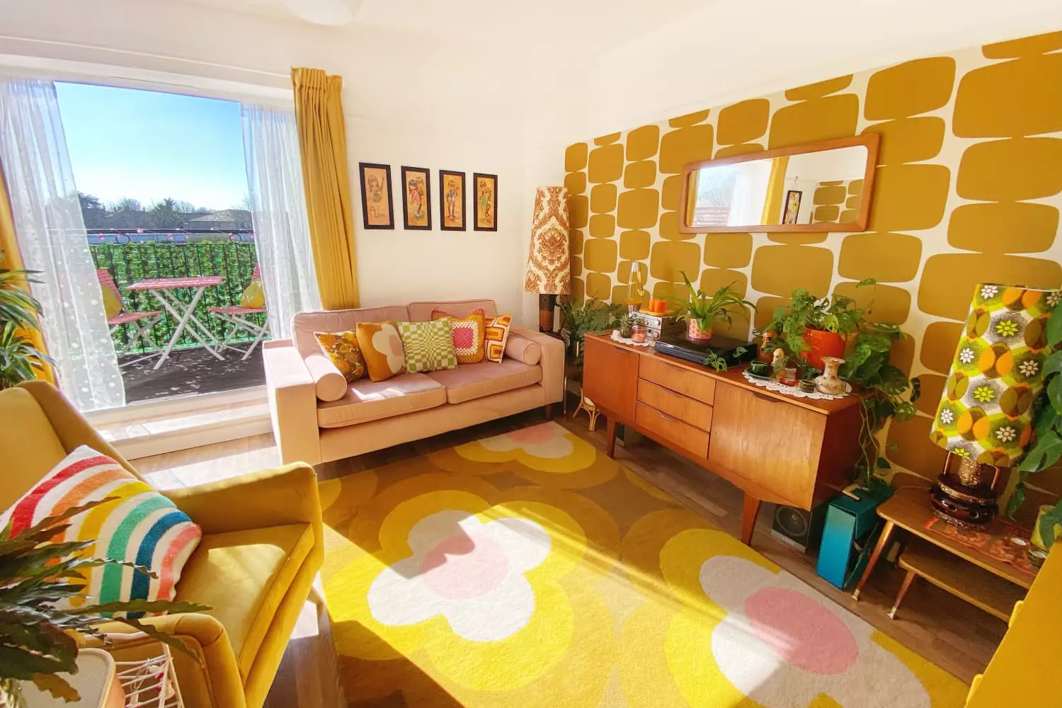 Retro kolory i wzory upiększają dawniej beżowe mieszkanie w Londynie o powierzchni 525 stóp kwadratowych