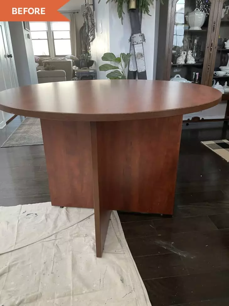 Bago: Round laminate table na may makintab na red-toned wood finish