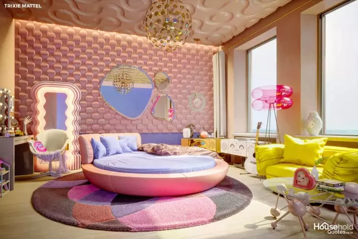 Camera da letto colorata e alla moda con pareti e soffitto rosa, letto circolare e poltrona gialla