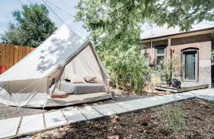 Glamping-Zelt draußen in einem von The Sursy entworfenen Haus