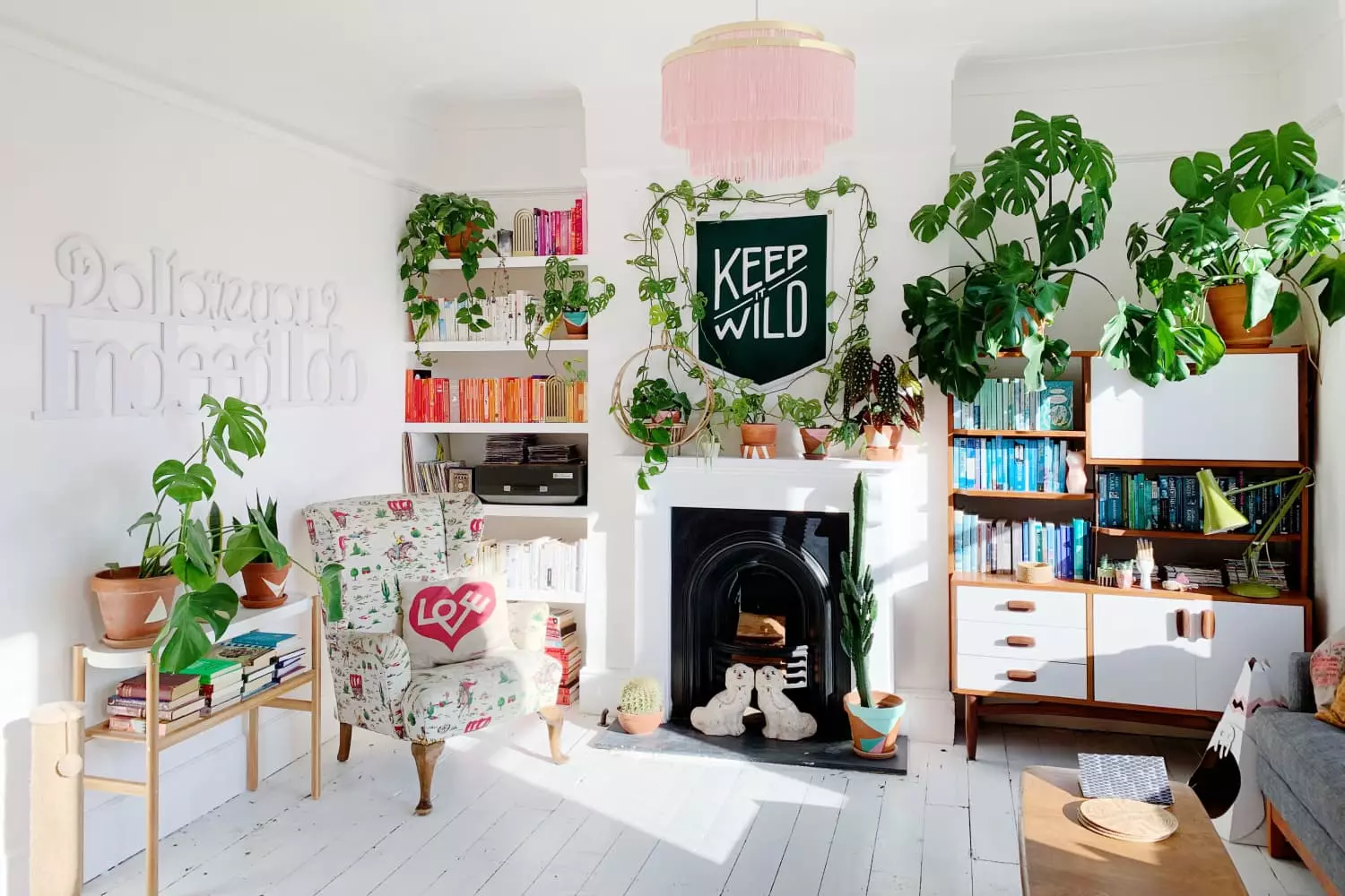 Un appartamento ristrutturato a Londra è pieno di luce, piante e uno spirito giocoso