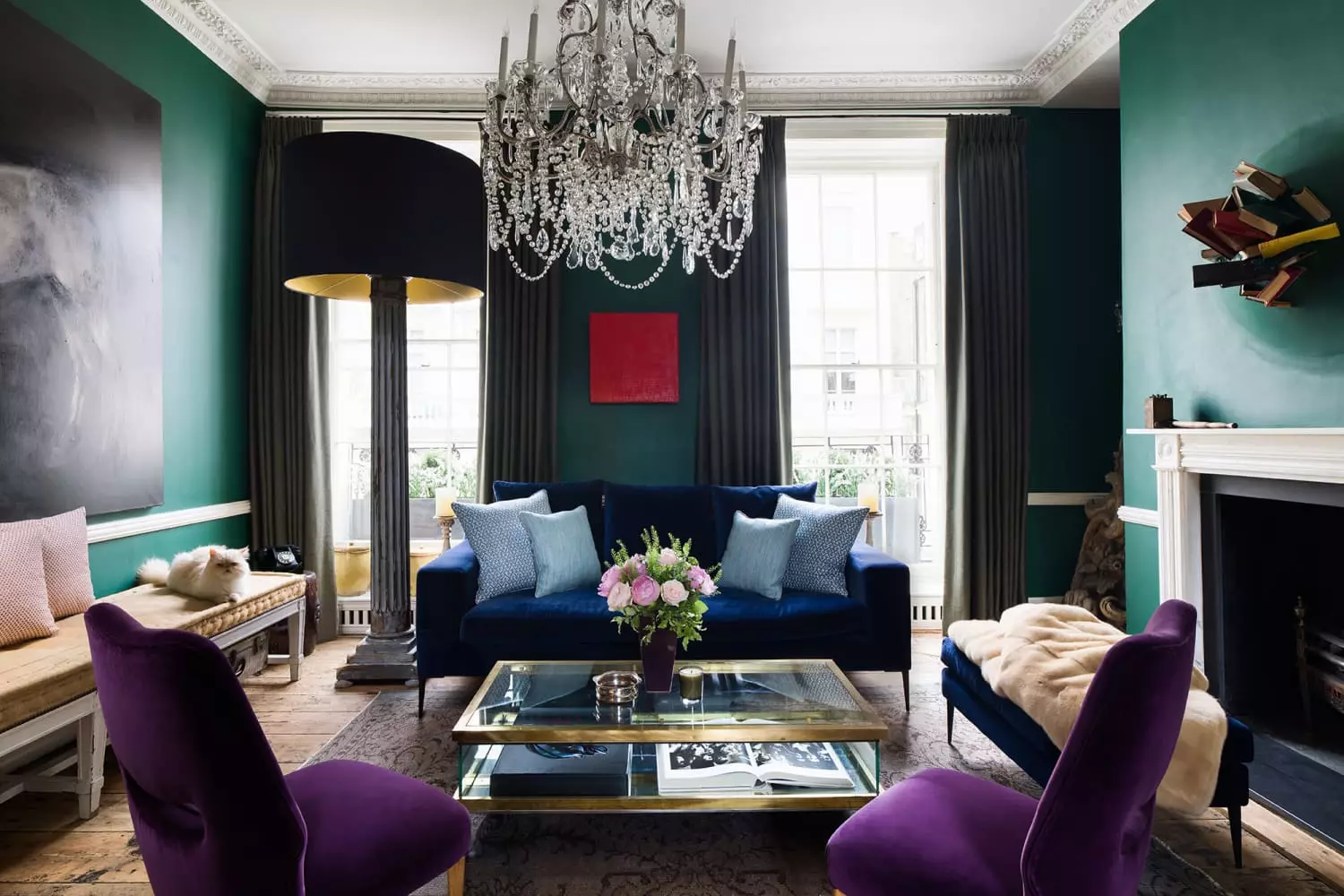 Una casa ristrutturata a Londra è piena di incredibili contrasti di colore