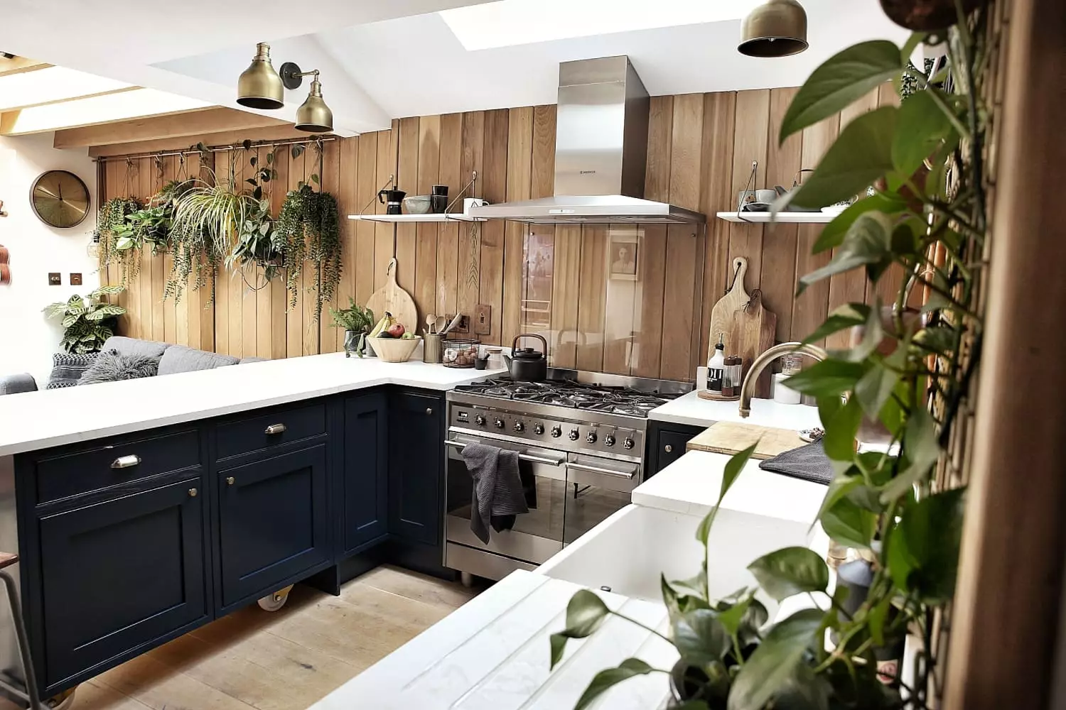 Un'accogliente casa londinese ti farà amare le pareti rivestite in legno