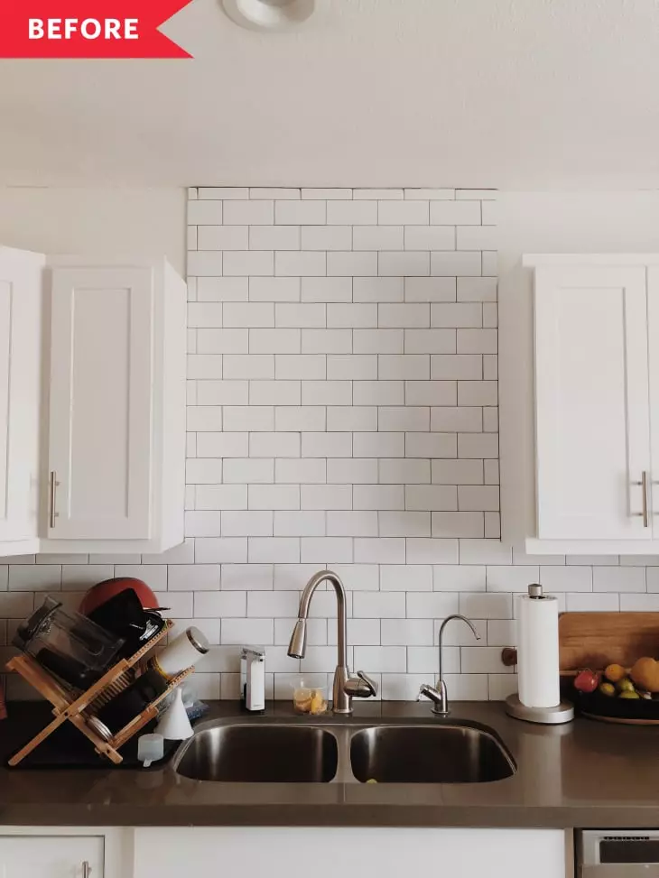 White subway tile backsplash sa kusina