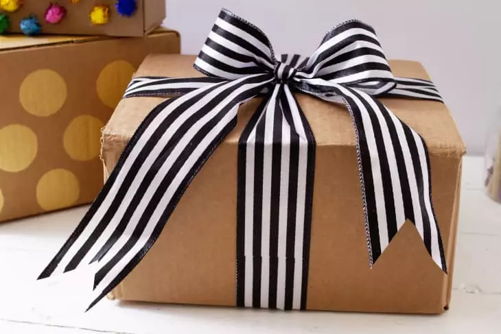 коричневая картонная коробка с черно-белой лентой