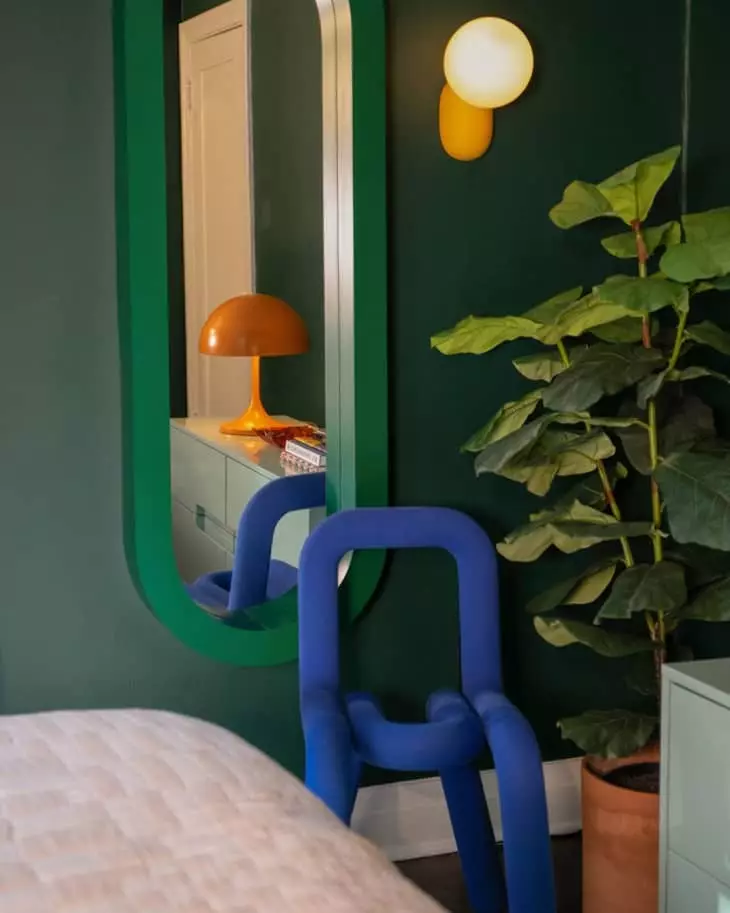 Green mgbidi na mirror n'akụkụ blue art deco oche