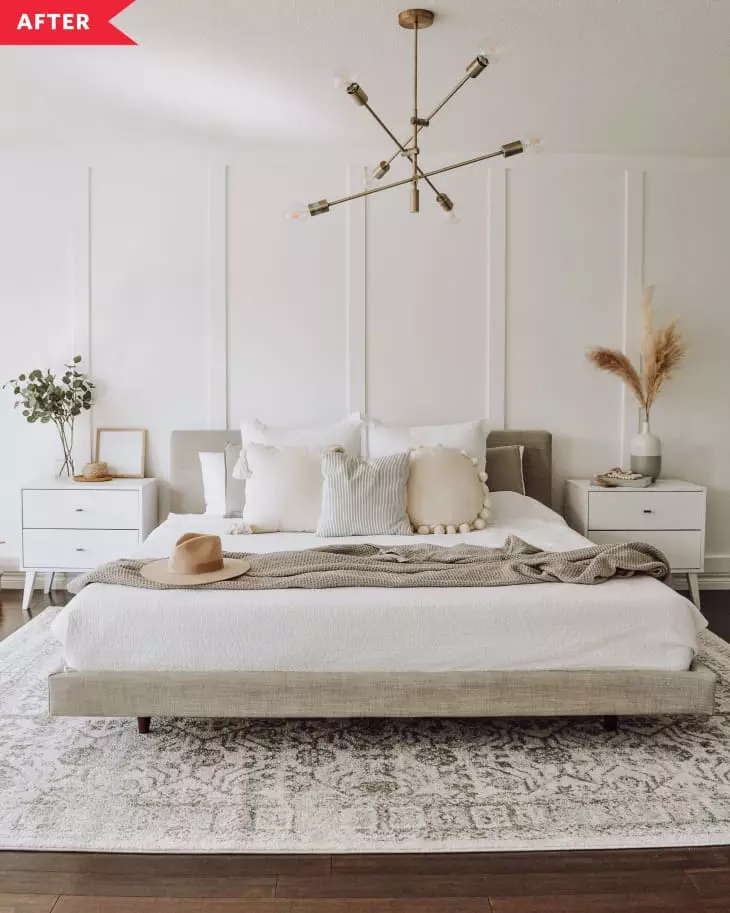Utána: fehér hálószoba barna fapadlóval, világos krémszínű szőnyeggel, fehér deszkás falakkal és minimalista csillárral