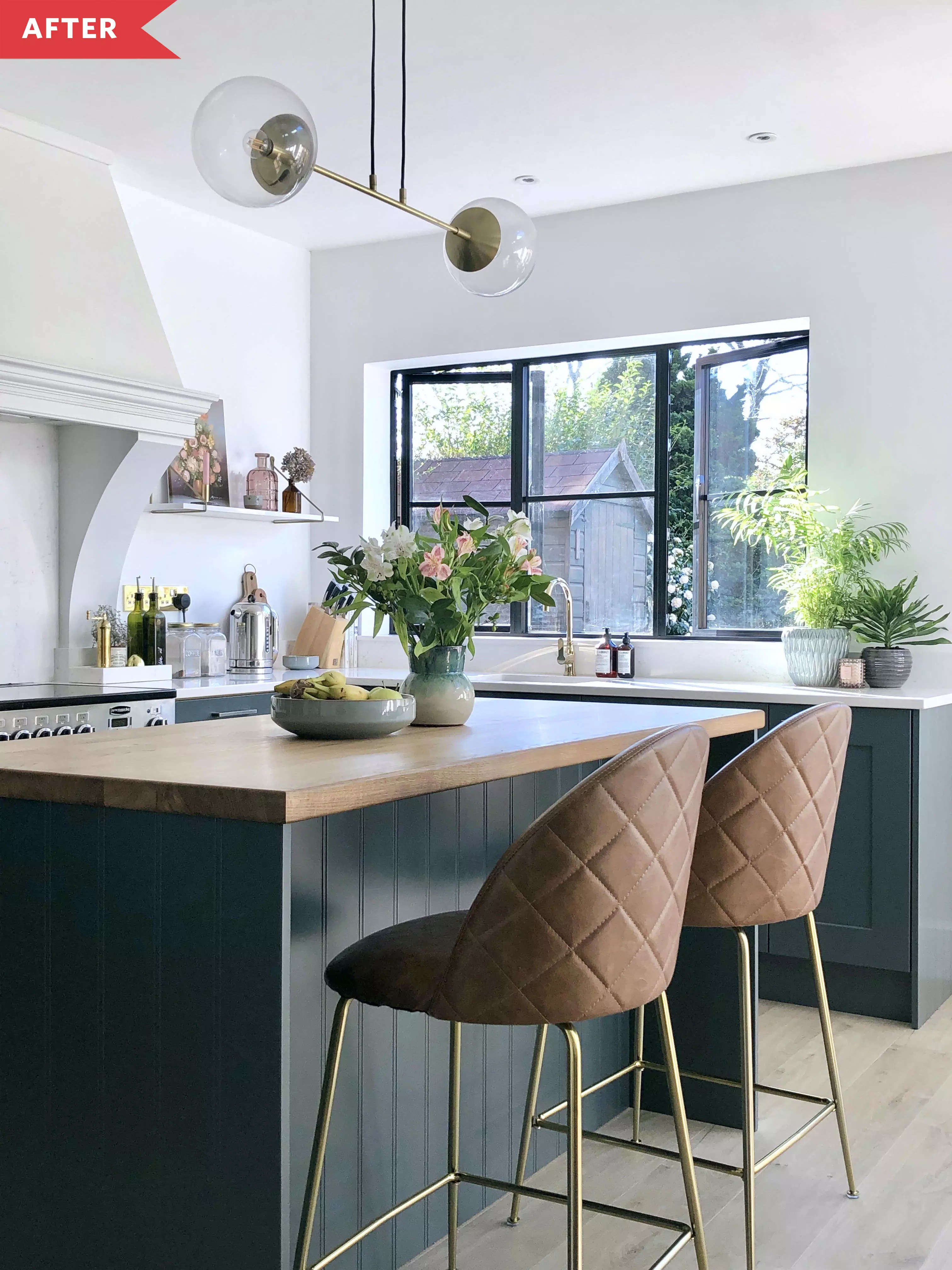 Después: cocina con gabinetes inferiores de color verde oscuro, estantes abiertos y paredes blancas brillantes