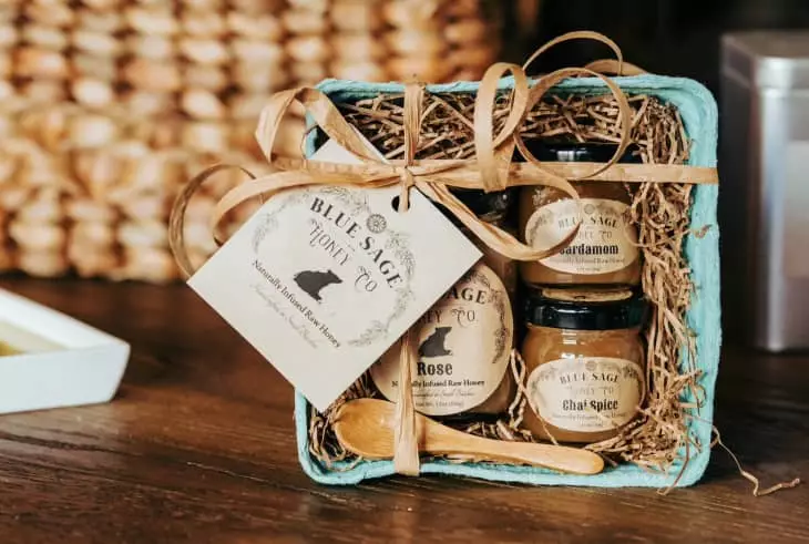 Larawan ng Produkto: Blue Sage Honey Co. Treat Basket, Infused Raw Honey