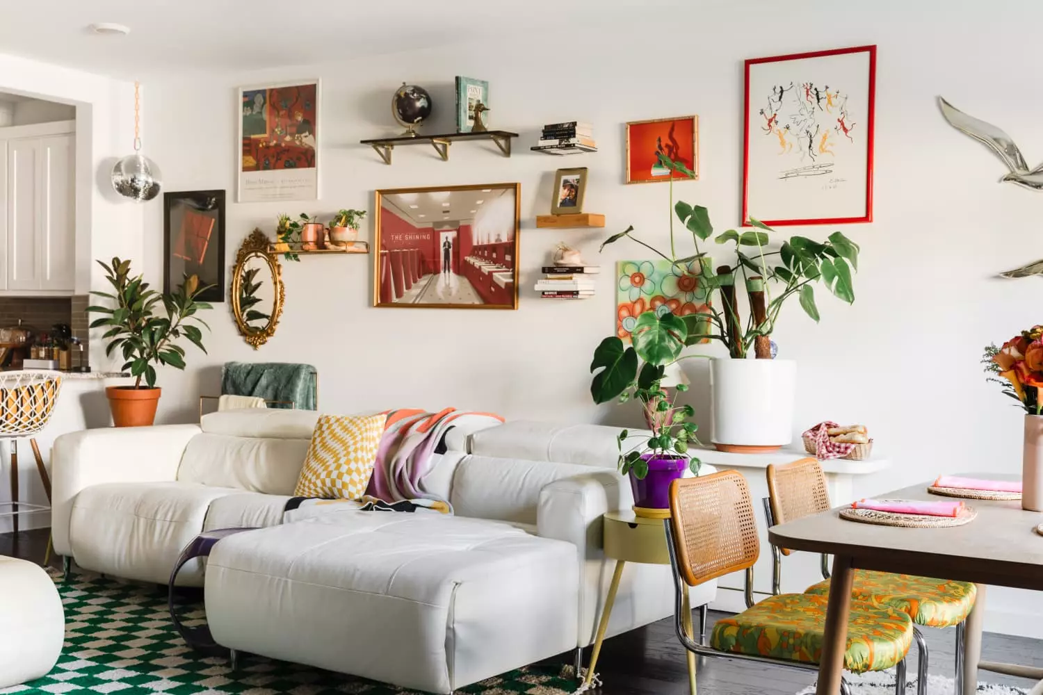 Vintage Seller's Dallas Home යනු '70 සහ '80's-inspired Maximalist ප්‍රදර්ශනාගාරයකි