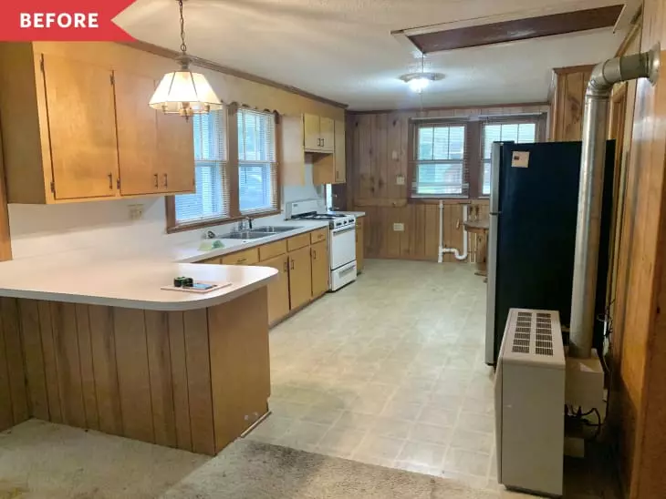 Sateuacan: Dapur gaya 1970-an sareng lomari kayu coklat, lantai vinyl beige, sareng countertop bodas