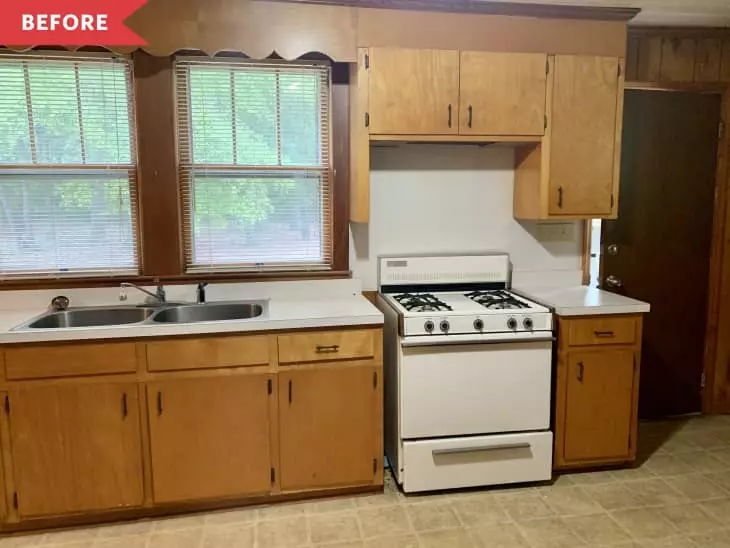 Sateuacan: Dapur gaya 1970-an sareng lomari kayu coklat, lantai vinyl beige, sareng countertop bodas