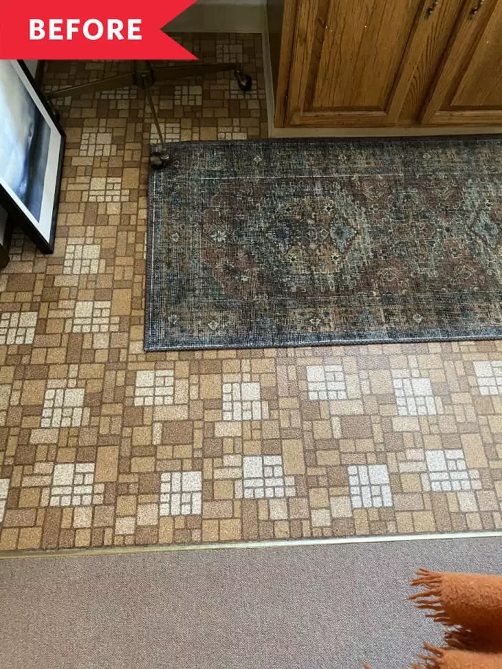 brown ati funfun Àpẹẹrẹ tile ipakà pẹlu idọti bulu rogi