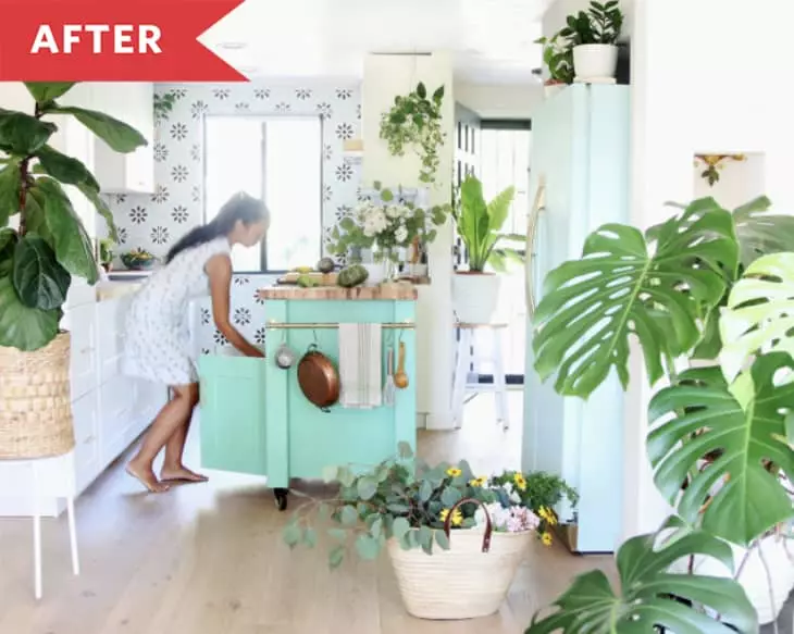 cocina después de la renovación gabinetes azules plantas y pisos de madera