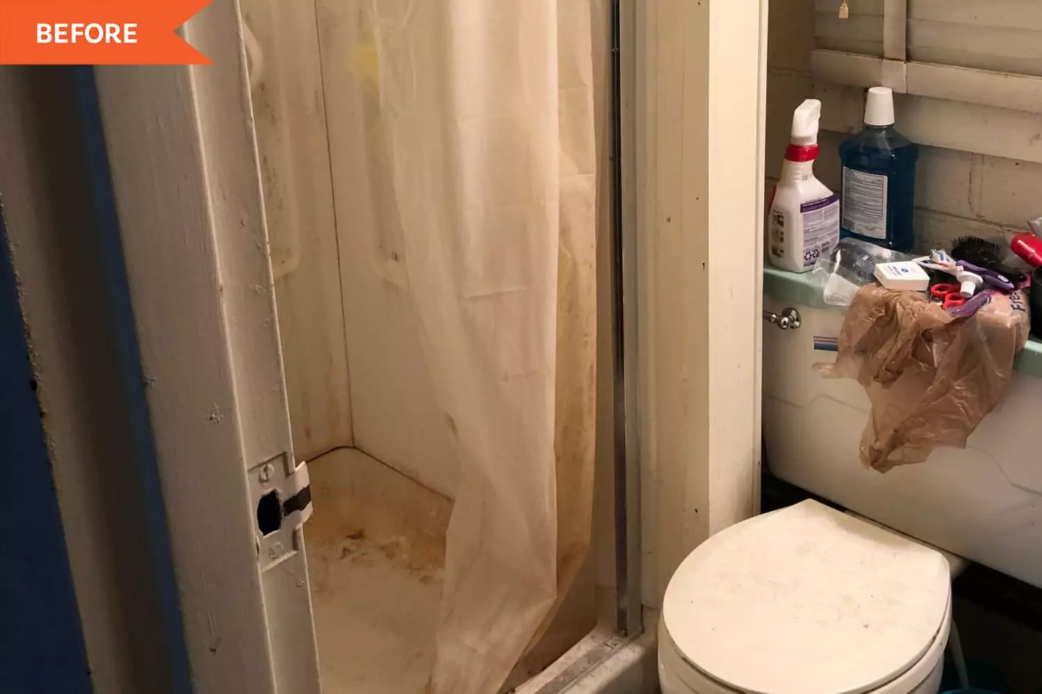 Antes y después: una renovación de baño de $3,000 aprieta una ducha, un inodoro y un tocador en un espacio diminuto