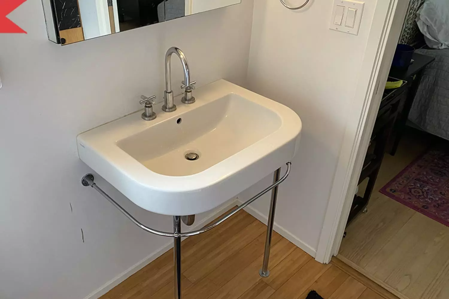 Avant et après : une rénovation moderne de 1 100 $ donne à cette salle de bain « triste » une peinture murale personnalisée et beaucoup plus de rangement