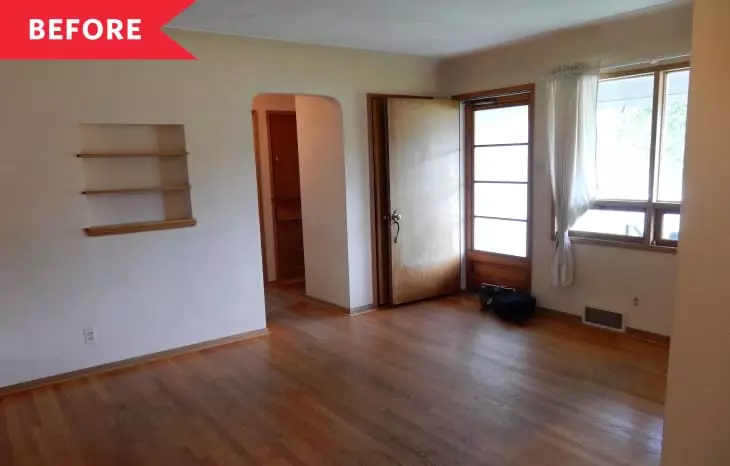 Antes: sala de estar vacía con pisos de madera y paredes beige