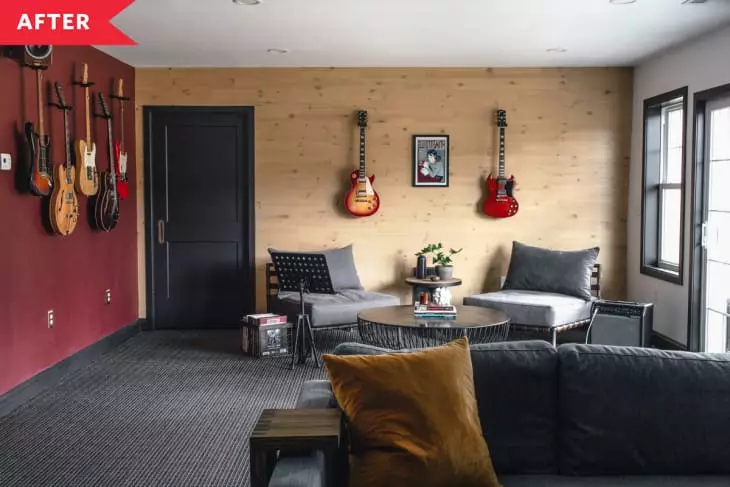 Después: sala de estar con una pared roja, una pared decorativa de madera y guitarras en exhibición, además de dos cómodas sillas alrededor de una mesa de café.