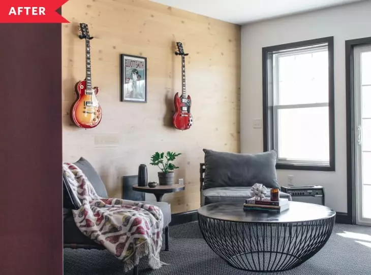 Después: sala de estar con pared decorativa de madera y guitarras a la vista, además de dos cómodos sillones alrededor de una mesa de café.