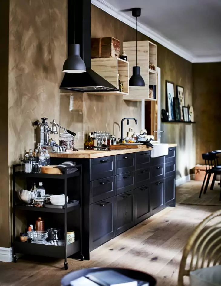 Dapur dengan kabinet IKEA hitam