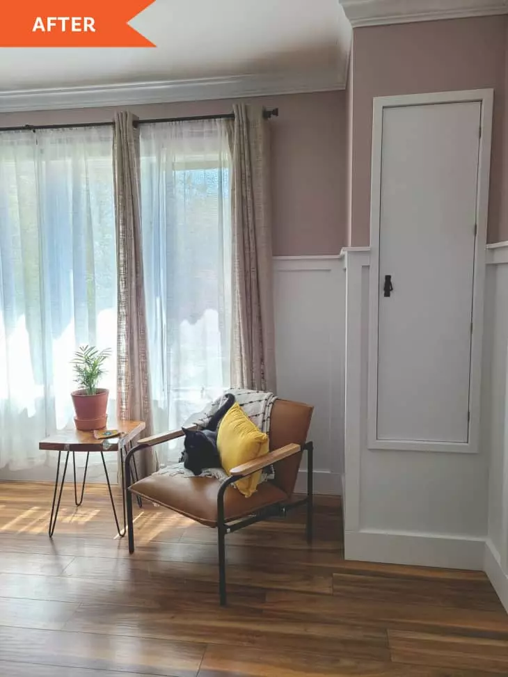 Después: Esquina del dormitorio, con paredes rosadas, revestimiento de madera blanco y un sillón de cuero moderno