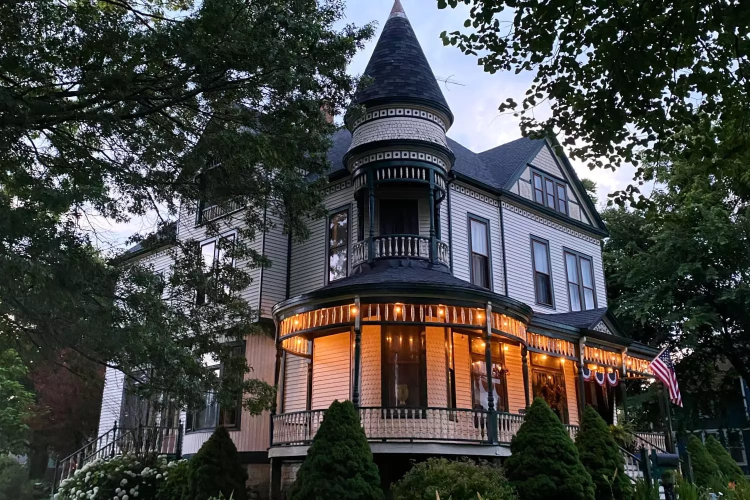 Los fanáticos del terror y Halloween han transformado esta casa victoriana 'grande y llamativa' de la década de 1890