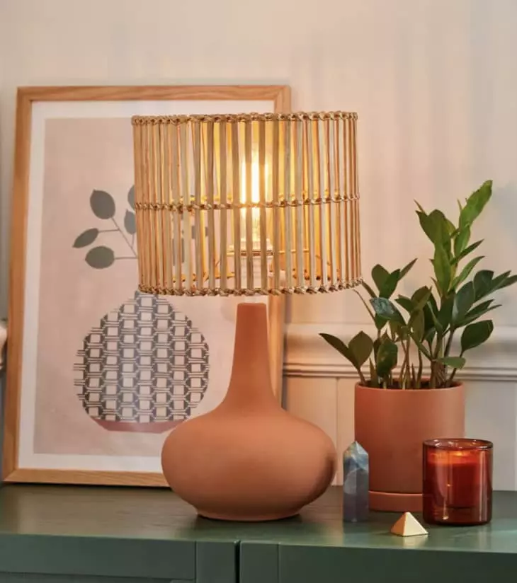 Lampenschirm aus Rattan auf orangefarbener Lampe