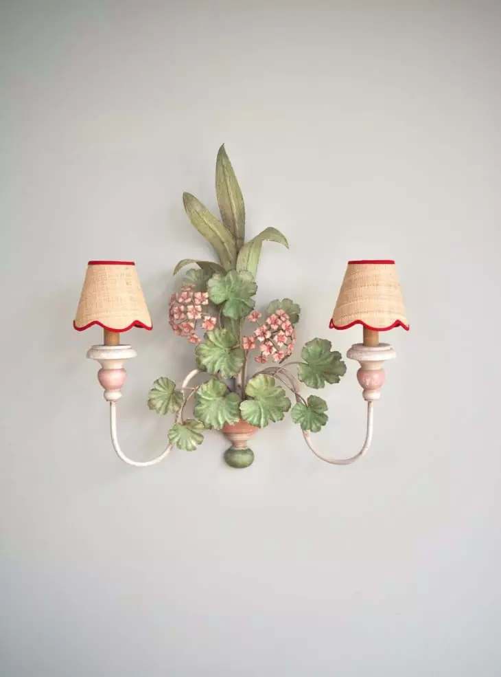 Izibane zesibane se-scallop kwi-sconce yeentyatyambo