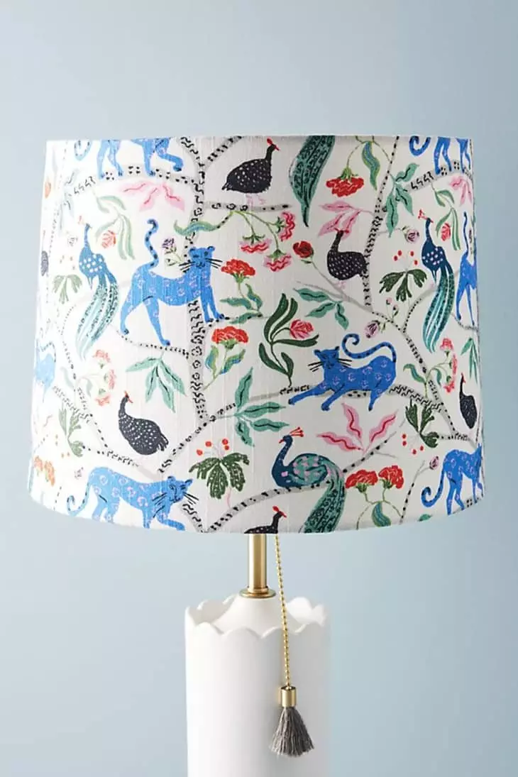 Emily Isabella Midnight Jasmine Lamp Shade Bedruckter Lampenschirm auf einer weißen Lampe