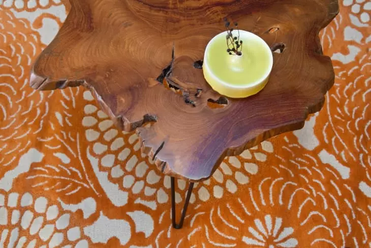 โต๊ะกาแฟขอบสดพร้อมขากิ๊บบนพรมสีส้มและสีขาว